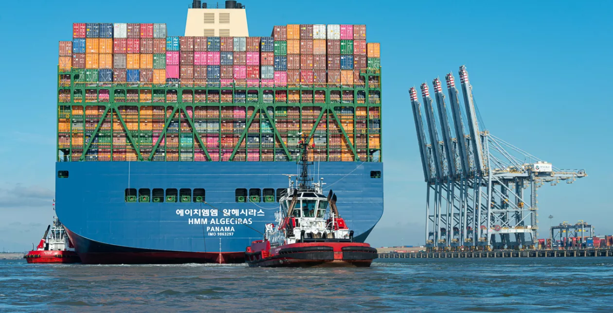 UK debut on the Thames for world's biggest container ship | Port of ...